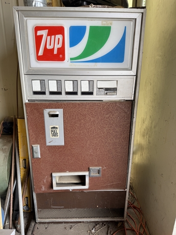 Vintage 7UP pop / soda vending machine - Nex-Tech Classifieds